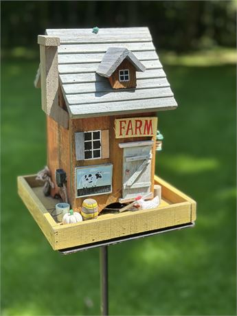 Great Lakes VNTG - Charming Farm Bird House on Metal Stand